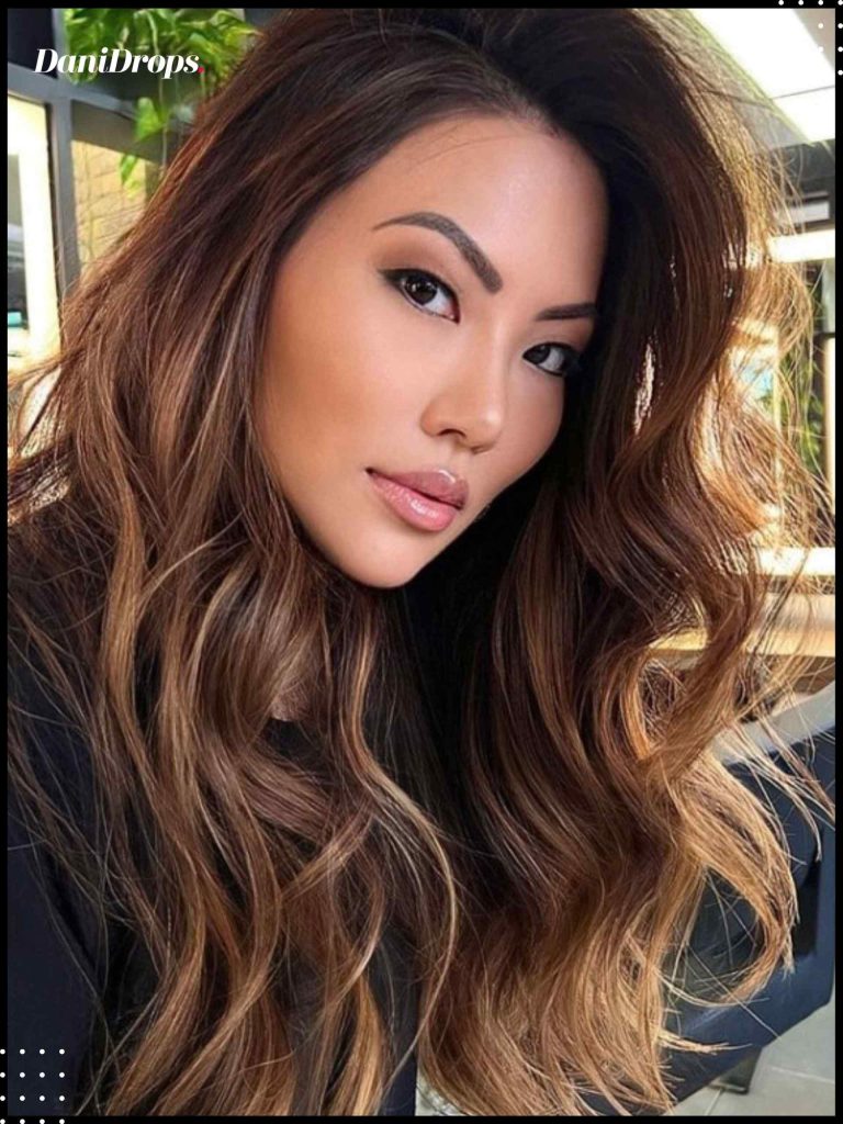 Le marron cuivré, la couleur qui sublime le visage des femmes de 40 ans